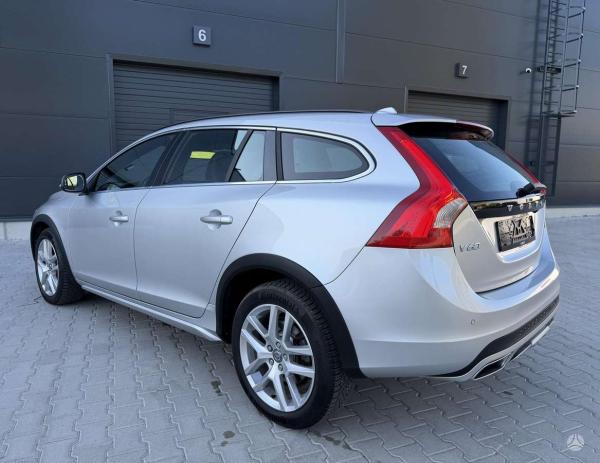 Pelēks Volvo V60 Cross Country 2014 Utena, ar dzinēja tilpumu 2.40 L un nobraukumu 232 tūkst. km par 10850 €, foto 2 vietnē AUTOMOTO.COM.LV