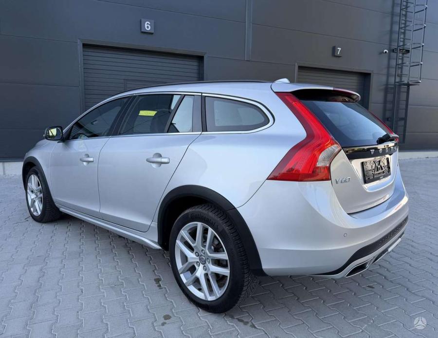 Grey Volvo V60 Cross Country 2014 in Utena, with an engine capacity of 2.40 L and mileage of 232 thousand km for 10850 €, photo 3 on AUTOMOTO.COM.LV
