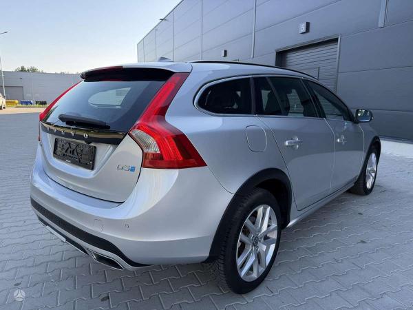 Pelēks Volvo V60 Cross Country 2014 Utena, ar dzinēja tilpumu 2.40 L un nobraukumu 232 tūkst. km par 10850 €, foto 3 vietnē AUTOMOTO.COM.LV