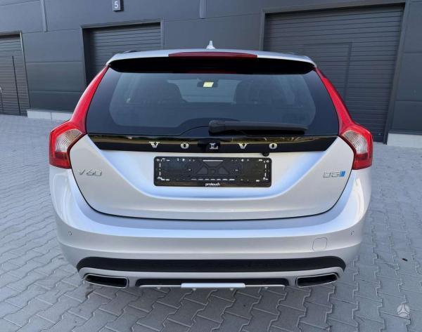 Pelēks Volvo V60 Cross Country 2014 Utena, ar dzinēja tilpumu 2.40 L un nobraukumu 232 tūkst. km par 10850 €, foto 5 vietnē AUTOMOTO.COM.LV