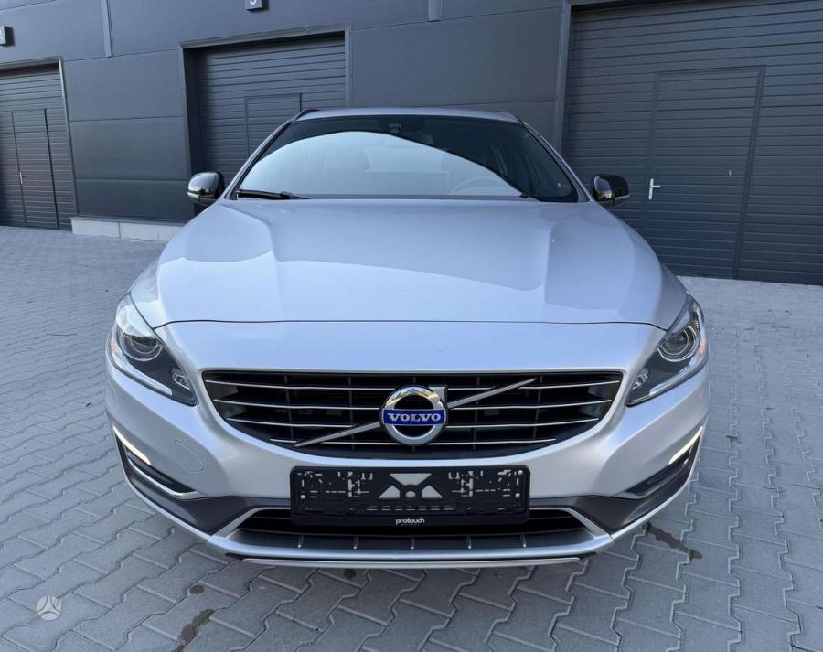 Grey Volvo V60 Cross Country 2014 in Utena, with an engine capacity of 2.40 L and mileage of 232 thousand km for 10850 €, photo 7 on AUTOMOTO.COM.LV
