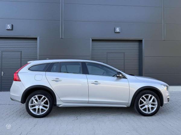 Pelēks Volvo V60 Cross Country 2014 Utena, ar dzinēja tilpumu 2.40 L un nobraukumu 232 tūkst. km par 10850 €, foto 7 vietnē AUTOMOTO.COM.LV