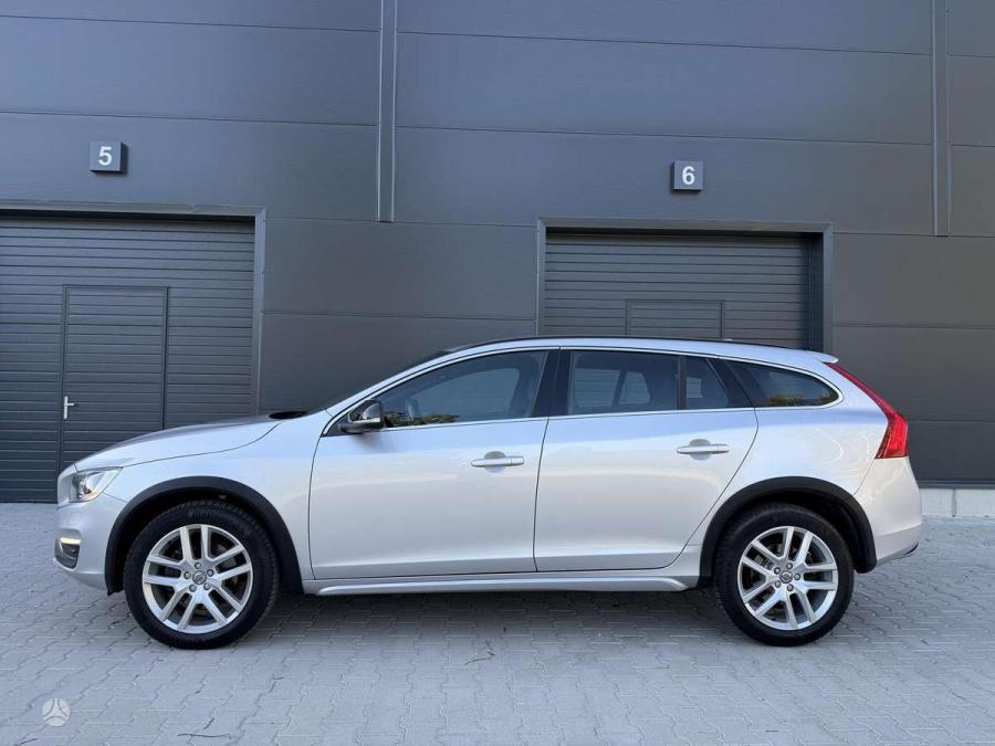 Grey Volvo V60 Cross Country 2014 in Utena, with an engine capacity of 2.40 L and mileage of 232 thousand km for 10850 €, photo 9 on AUTOMOTO.COM.LV