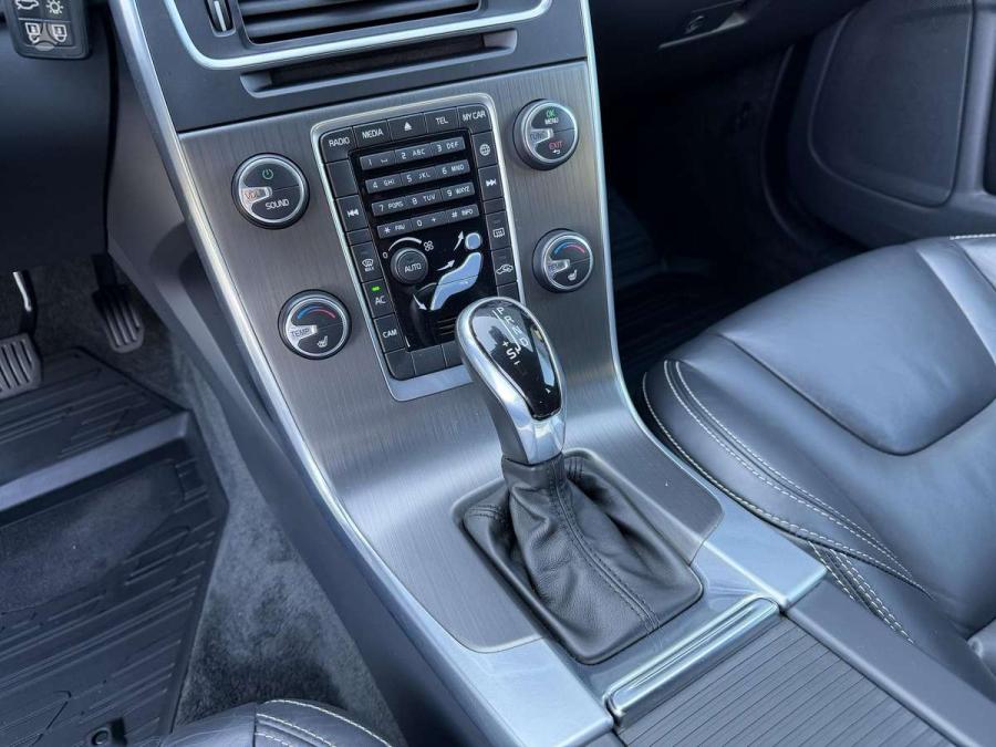Grey Volvo V60 Cross Country 2014 in Utena, with an engine capacity of 2.40 L and mileage of 232 thousand km for 10850 €, photo 12 on AUTOMOTO.COM.LV