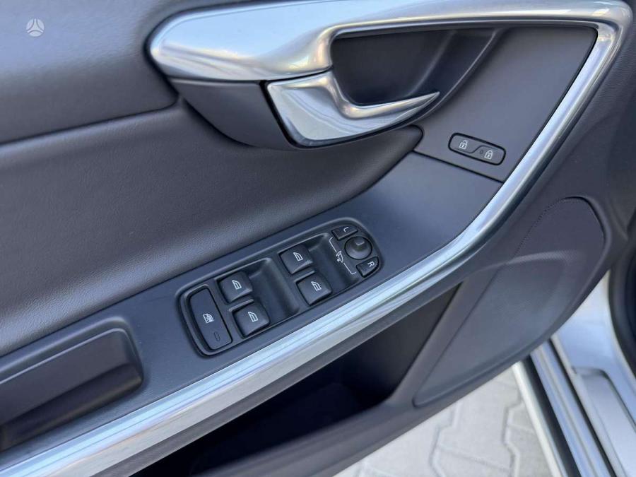 Grey Volvo V60 Cross Country 2014 in Utena, with an engine capacity of 2.40 L and mileage of 232 thousand km for 10850 €, photo 23 on AUTOMOTO.COM.LV