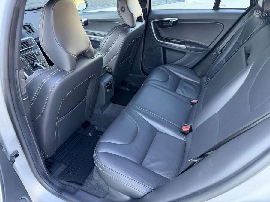 Grey Volvo V60 Cross Country 2014 in Utena, with an engine capacity of 2.40 L and mileage of 232 thousand km for 10850 €, photo 24 on AUTOMOTO.COM.LV