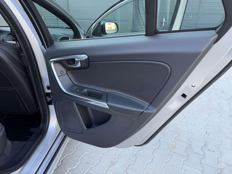 Grey Volvo V60 Cross Country 2014 in Utena, with an engine capacity of 2.40 L and mileage of 232 thousand km for 10850 €, photo 27 on AUTOMOTO.COM.LV
