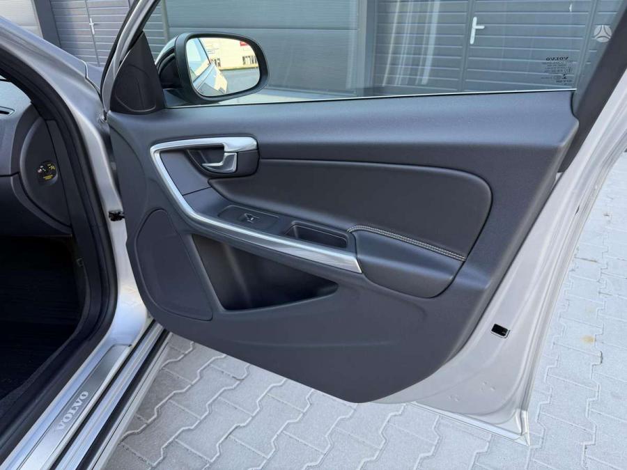 Grey Volvo V60 Cross Country 2014 in Utena, with an engine capacity of 2.40 L and mileage of 232 thousand km for 10850 €, photo 29 on AUTOMOTO.COM.LV