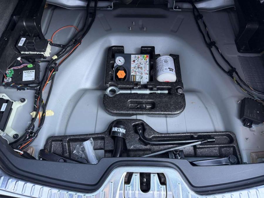 Grey Volvo V60 Cross Country 2014 in Utena, with an engine capacity of 2.40 L and mileage of 232 thousand km for 10850 €, photo 32 on AUTOMOTO.COM.LV