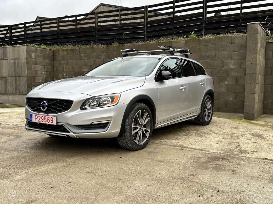 Grey Volvo V60 Cross Country 2016 in Klaipeda, with an engine capacity of 2.50 L and mileage of 137 thousand km for 12800 €, photo 1 on AUTOMOTO.COM.LV