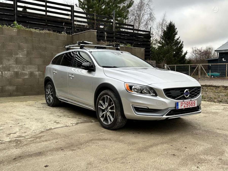 Grey Volvo V60 Cross Country 2016 in Klaipeda, with an engine capacity of 2.50 L and mileage of 137 thousand km for 12800 €, photo 2 on AUTOMOTO.COM.LV