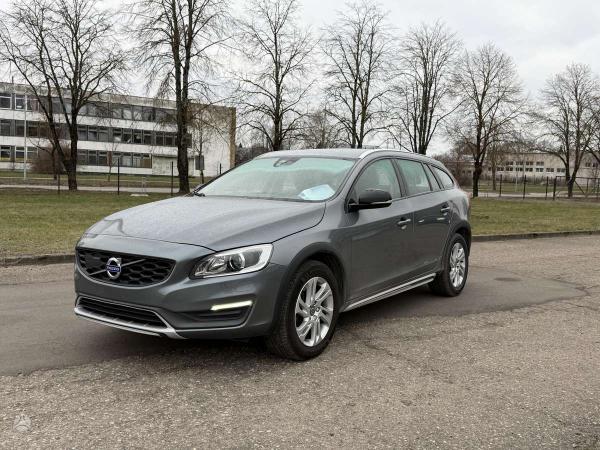 Grey Volvo V60 Cross Country 2016 in Plunge, with an engine capacity of 1.97 L and mileage of 281 thousand km for 9150 €, photo 1 on AUTOMOTO.COM.LV