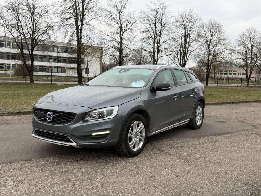 Grey Volvo V60 Cross Country 2016 in Plunge, with an engine capacity of 1.97 L and mileage of 281 thousand km for 9150 €, photo 1 on AUTOMOTO.COM.LV