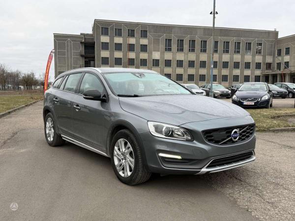 Grey Volvo V60 Cross Country 2016 in Plunge, with an engine capacity of 1.97 L and mileage of 281 thousand km for 9150 €, photo 2 on AUTOMOTO.COM.LV