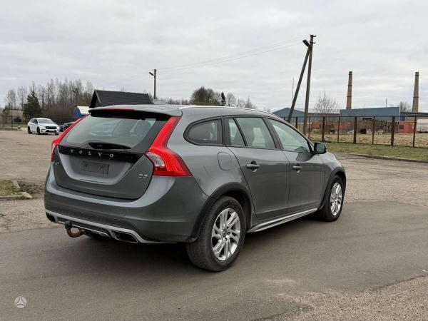 Grey Volvo V60 Cross Country 2016 in Plunge, with an engine capacity of 1.97 L and mileage of 281 thousand km for 9150 €, photo 3 on AUTOMOTO.COM.LV