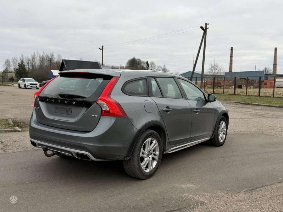 Grey Volvo V60 Cross Country 2016 in Plunge, with an engine capacity of 1.97 L and mileage of 281 thousand km for 9150 €, photo 3 on AUTOMOTO.COM.LV