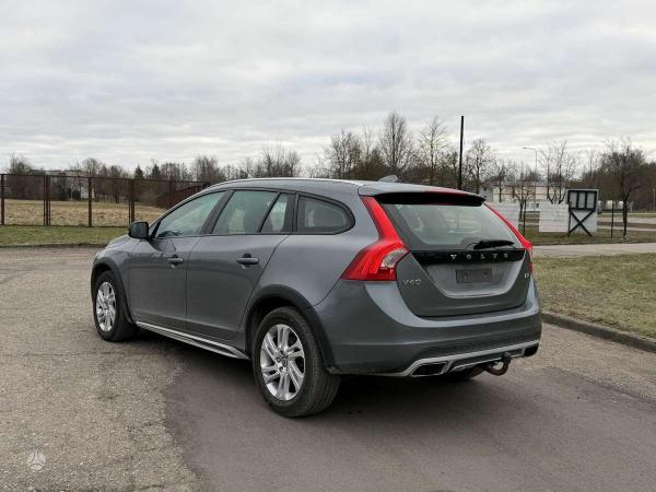 Grey Volvo V60 Cross Country 2016 in Plunge, with an engine capacity of 1.97 L and mileage of 281 thousand km for 9150 €, photo 4 on AUTOMOTO.COM.LV