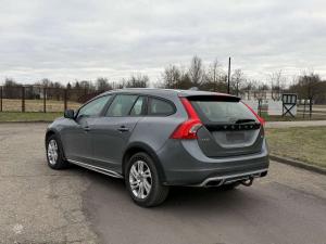 Grey Volvo V60 Cross Country 2016 in Plunge, with an engine capacity of 1.97 L and mileage of 281 thousand km for 9150 €, photo 4 on AUTOMOTO.COM.LV