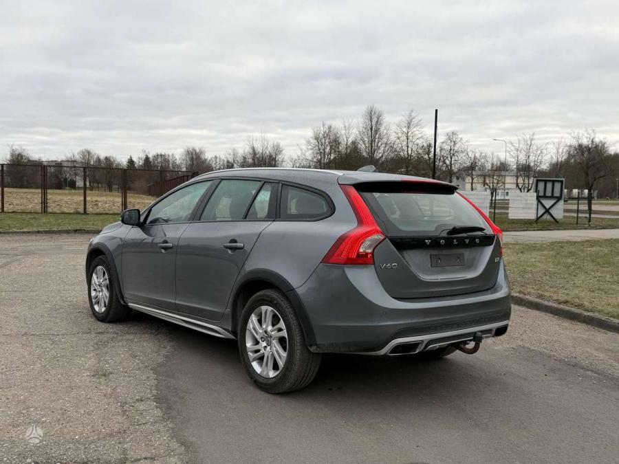 Grey Volvo V60 Cross Country 2016 in Plunge, with an engine capacity of 1.97 L and mileage of 281 thousand km for 9150 €, photo 4 on AUTOMOTO.COM.LV