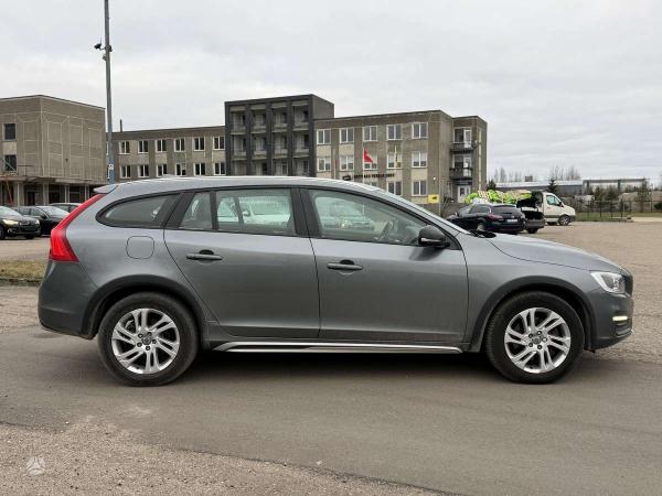 Grey Volvo V60 Cross Country 2016 in Plunge, with an engine capacity of 1.97 L and mileage of 281 thousand km for 9150 €, photo 5 on AUTOMOTO.COM.LV