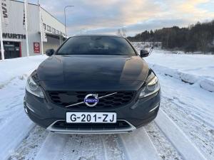 Grey Volvo V60 Cross Country 2016 in Vilnius, with an engine capacity of 1.97 L and mileage of 244 thousand km for 12250 €, photo 2 on AUTOMOTO.COM.LV