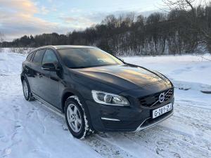 Grey Volvo V60 Cross Country 2016 in Vilnius, with an engine capacity of 1.97 L and mileage of 244 thousand km for 12250 €, photo 3 on AUTOMOTO.COM.LV