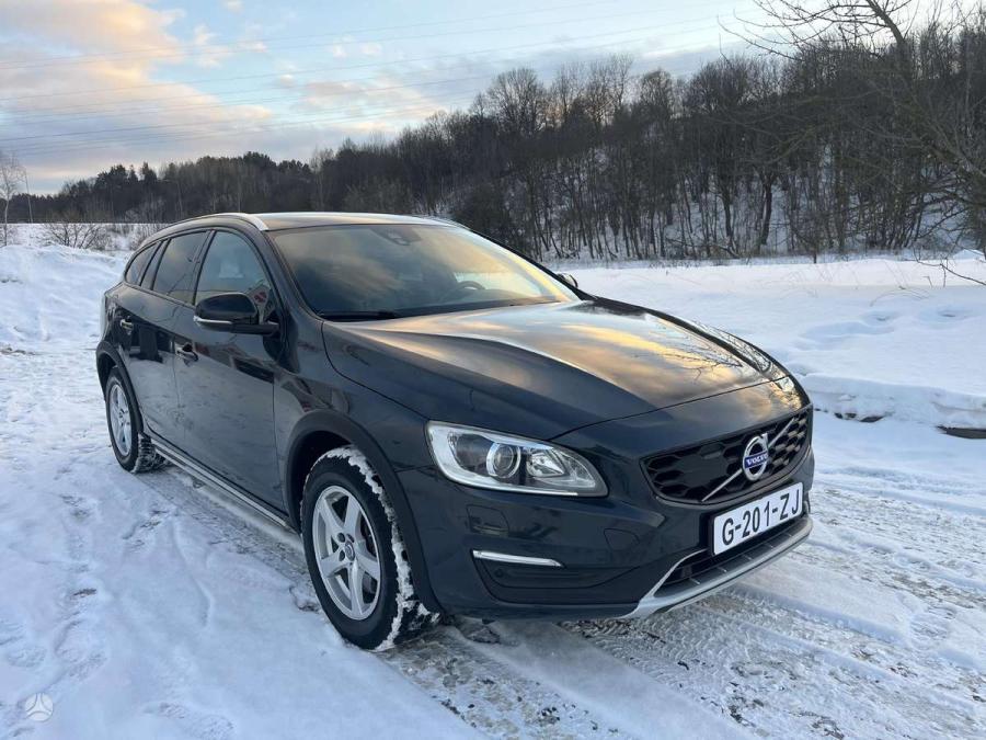 Grey Volvo V60 Cross Country 2016 in Vilnius, with an engine capacity of 1.97 L and mileage of 244 thousand km for 12250 €, photo 3 on AUTOMOTO.COM.LV