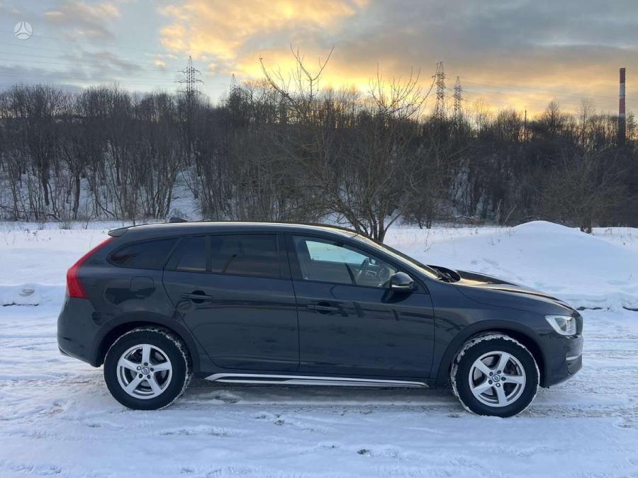 Grey Volvo V60 Cross Country 2016 in Vilnius, with an engine capacity of 1.97 L and mileage of 244 thousand km for 12250 €, photo 4 on AUTOMOTO.COM.LV