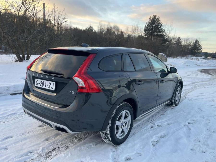Grey Volvo V60 Cross Country 2016 in Vilnius, with an engine capacity of 1.97 L and mileage of 244 thousand km for 12250 €, photo 5 on AUTOMOTO.COM.LV
