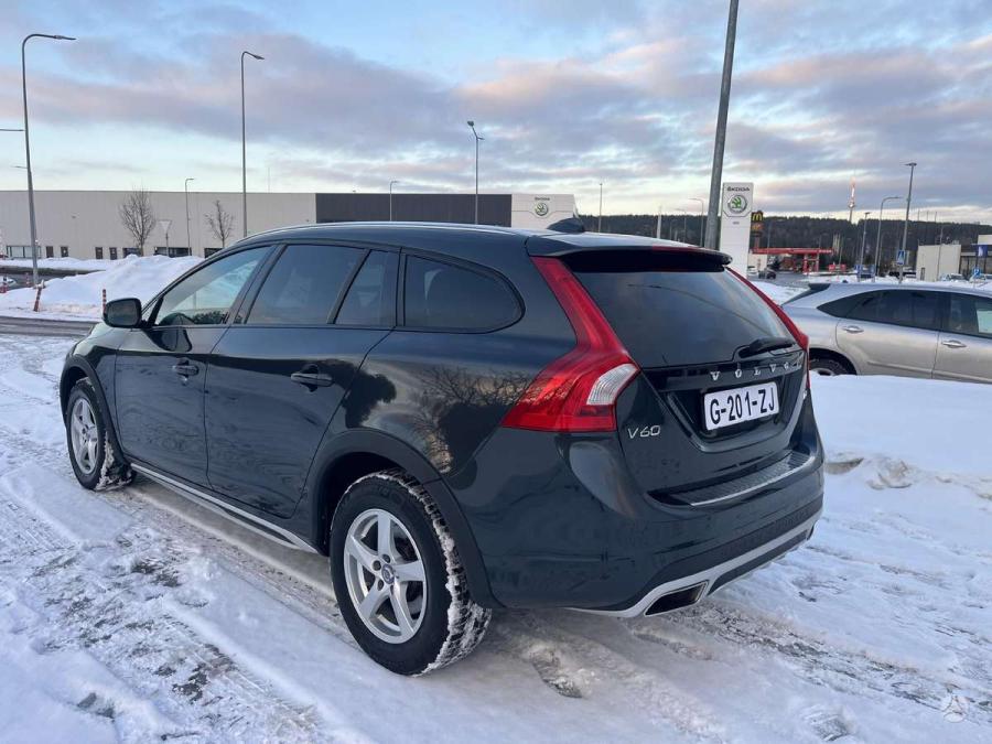 Grey Volvo V60 Cross Country 2016 in Vilnius, with an engine capacity of 1.97 L and mileage of 244 thousand km for 12250 €, photo 7 on AUTOMOTO.COM.LV
