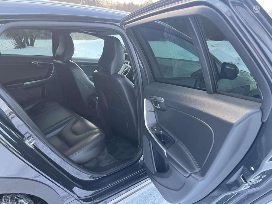 Grey Volvo V60 Cross Country 2016 in Vilnius, with an engine capacity of 1.97 L and mileage of 244 thousand km for 12250 €, photo 22 on AUTOMOTO.COM.LV