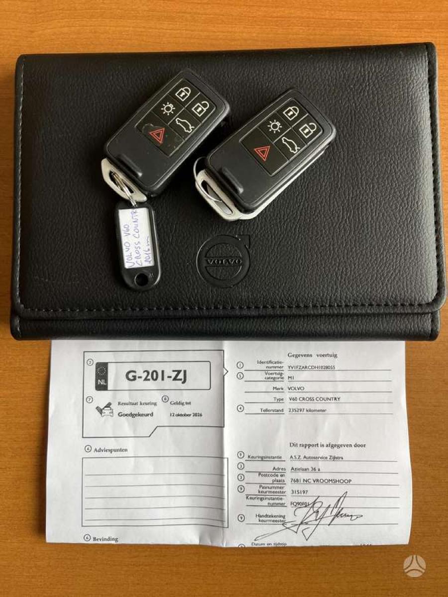 Grey Volvo V60 Cross Country 2016 in Vilnius, with an engine capacity of 1.97 L and mileage of 244 thousand km for 12250 €, photo 36 on AUTOMOTO.COM.LV