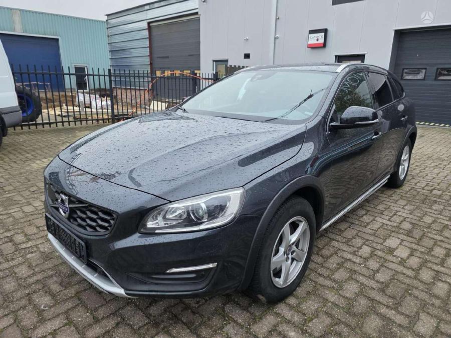Grey Volvo V60 Cross Country 2016 in Vilnius, with an engine capacity of 1.97 L and mileage of 244 thousand km for 12250 €, photo 37 on AUTOMOTO.COM.LV