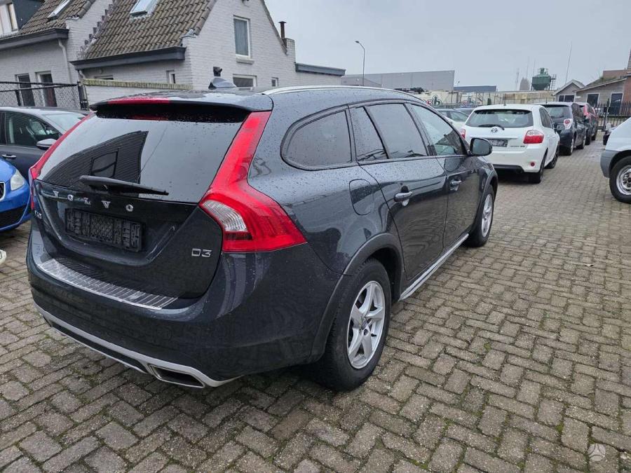 Grey Volvo V60 Cross Country 2016 in Vilnius, with an engine capacity of 1.97 L and mileage of 244 thousand km for 12250 €, photo 38 on AUTOMOTO.COM.LV