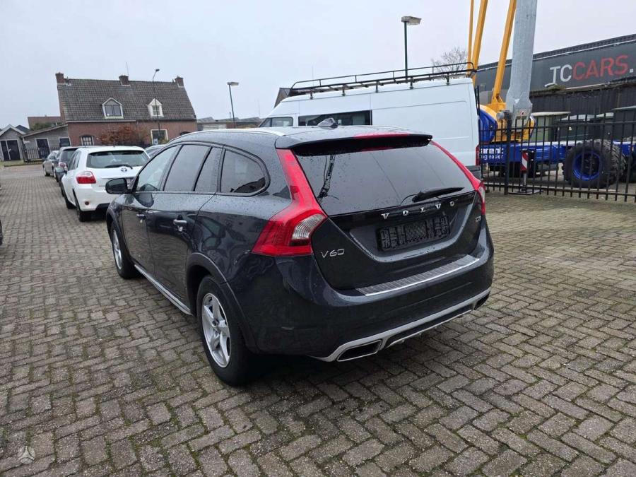 Grey Volvo V60 Cross Country 2016 in Vilnius, with an engine capacity of 1.97 L and mileage of 244 thousand km for 12250 €, photo 40 on AUTOMOTO.COM.LV