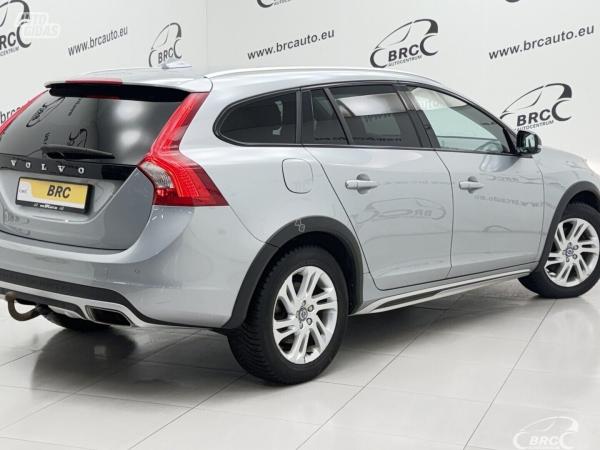 Grey Volvo V60 Cross Country 2016 in Avizieniai, with an engine capacity of 2.00 L and mileage of 235 thousand km for 10300 €, photo 2 on AUTOMOTO.COM.LV
