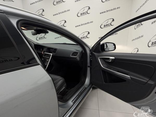 Grey Volvo V60 Cross Country 2016 in Avizieniai, with an engine capacity of 2.00 L and mileage of 235 thousand km for 10300 €, photo 8 on AUTOMOTO.COM.LV
