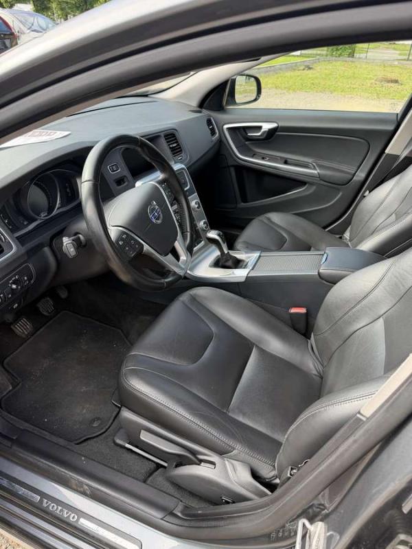 Grey Volvo V60 Cross Country 2016 in Plunge, with an engine capacity of 2.00 L and mileage of 278 thousand km for 7950 €, photo 6 on AUTOMOTO.COM.LV