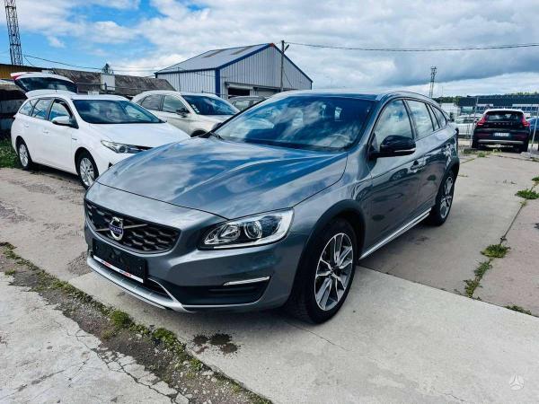 Grey Volvo V60 Cross Country 2016 in Kaunas, with an engine capacity of 2.40 L and mileage of 160 thousand km for 15650 €, photo 1 on AUTOMOTO.COM.LV