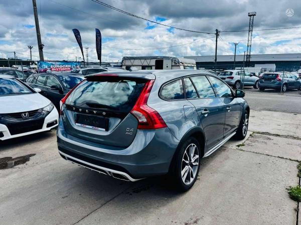 Grey Volvo V60 Cross Country 2016 in Kaunas, with an engine capacity of 2.40 L and mileage of 160 thousand km for 15650 €, photo 4 on AUTOMOTO.COM.LV