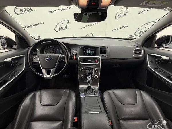 Pelēks Volvo V60 Cross Country 2016 Viļņa, ar dzinēja tilpumu 1.97 L un nobraukumu 235 tūkst. km par 9400 €, foto 4 vietnē AUTOMOTO.COM.LV