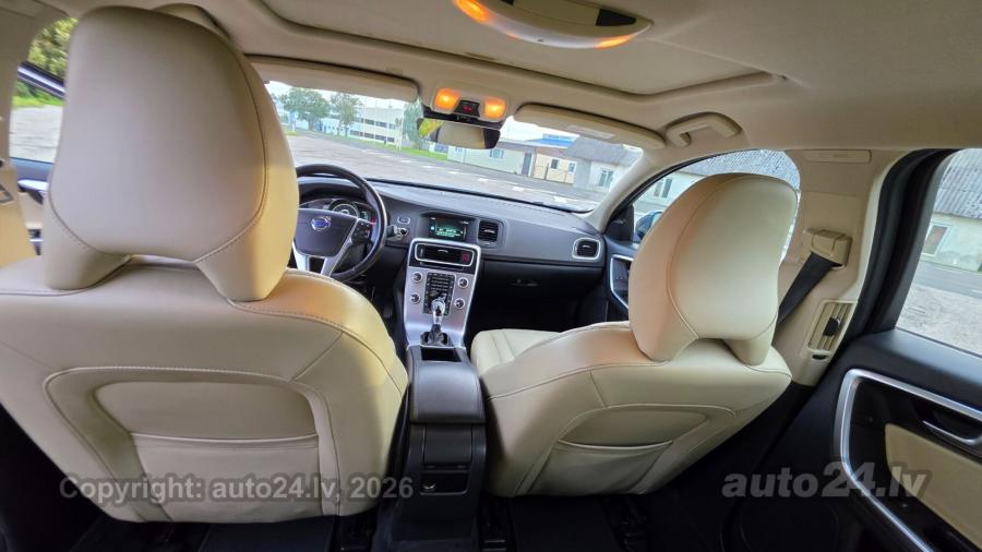 Pelēks Volvo V60 Cross Country 2016 Tallina, ar dzinēja tilpumu 2.00 L un nobraukumu 268 tūkst. km par 12500 €, foto 4 vietnē AUTOMOTO.COM.LV