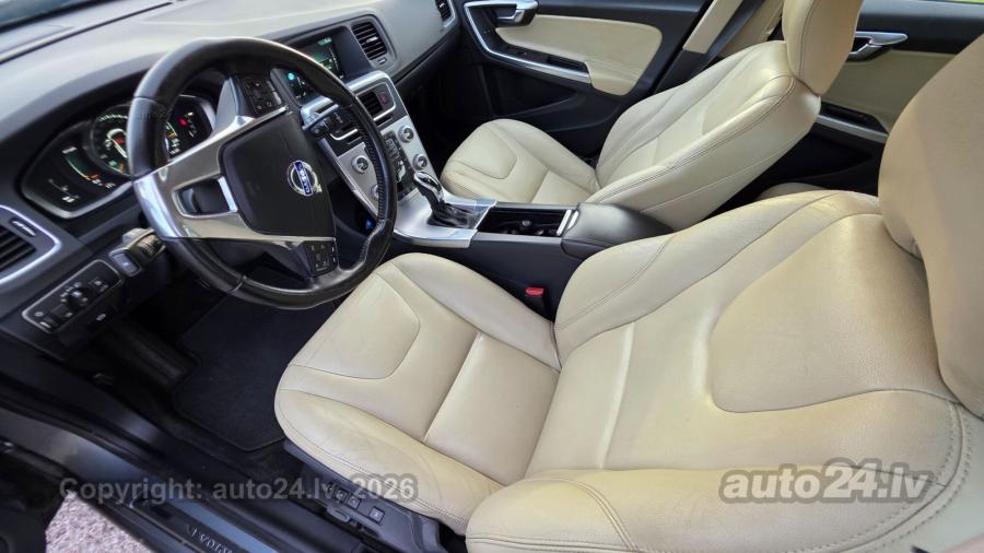Pelēks Volvo V60 Cross Country 2016 Tallina, ar dzinēja tilpumu 2.00 L un nobraukumu 268 tūkst. km par 12500 €, foto 5 vietnē AUTOMOTO.COM.LV