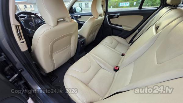 Volvo V60 Cross Country 2016 Tallina vietnē Pelēks Volvo V60 Cross Country 2016 Tallina, ar dzinēja tilpumu 2.00 L un nobraukumu 268 tūkst. km par 12500 €, foto 6 vietnē AUTOMOTO.COM.LV