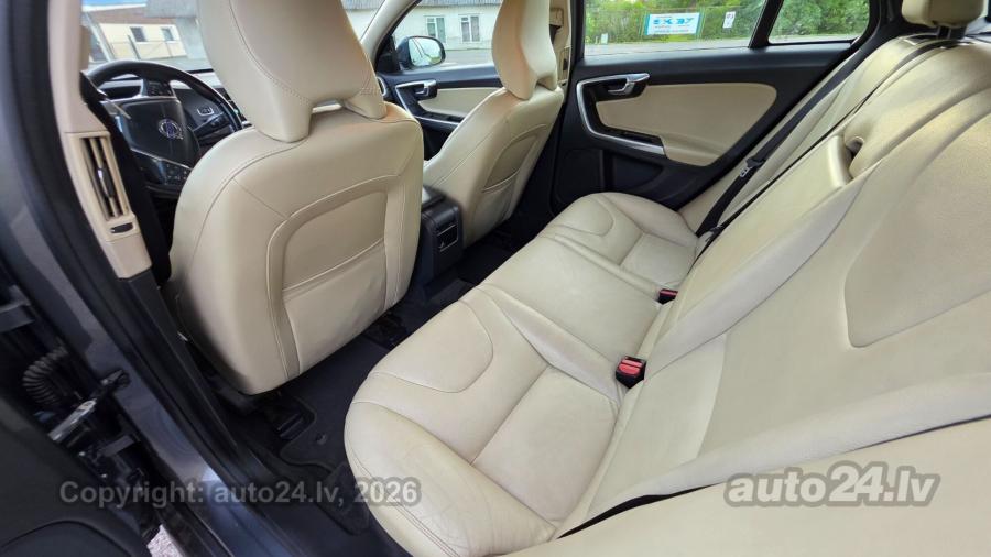 Pelēks Volvo V60 Cross Country 2016 Tallina, ar dzinēja tilpumu 2.00 L un nobraukumu 268 tūkst. km par 12500 €, foto 6 vietnē AUTOMOTO.COM.LV