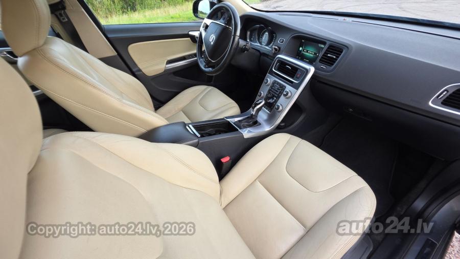 Pelēks Volvo V60 Cross Country 2016 Tallina, ar dzinēja tilpumu 2.00 L un nobraukumu 268 tūkst. km par 12500 €, foto 7 vietnē AUTOMOTO.COM.LV
