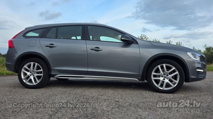 Pelēks Volvo V60 Cross Country 2016 Tallina, ar dzinēja tilpumu 2.00 L un nobraukumu 268 tūkst. km par 12500 €, foto 11 vietnē AUTOMOTO.COM.LV