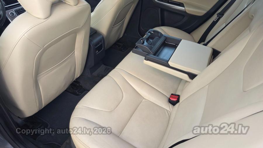 Pelēks Volvo V60 Cross Country 2016 Tallina, ar dzinēja tilpumu 2.00 L un nobraukumu 268 tūkst. km par 12500 €, foto 16 vietnē AUTOMOTO.COM.LV