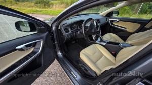 Pelēks Volvo V60 Cross Country 2016 Tallina, ar dzinēja tilpumu 2.00 L un nobraukumu 268 tūkst. km par 12500 €, foto 27 vietnē AUTOMOTO.COM.LV