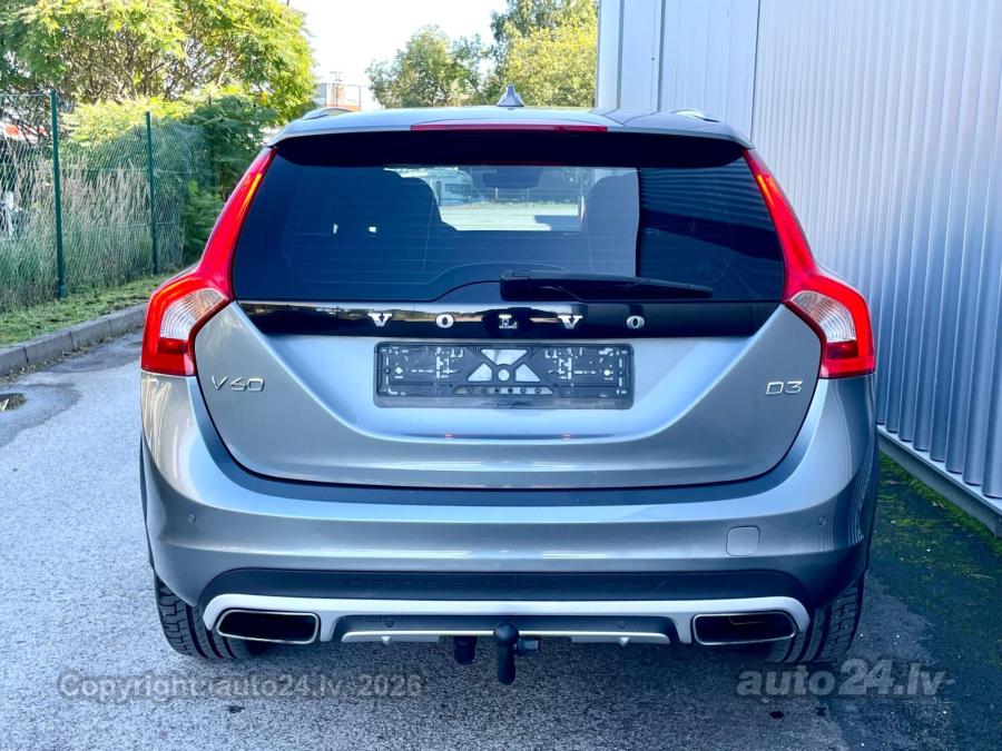 Grey Volvo V60 Cross Country 2016 in Tallinn, with an engine capacity of 2.00 L and mileage of 196 thousand km for 12500 €, photo 8 on AUTOMOTO.COM.LV